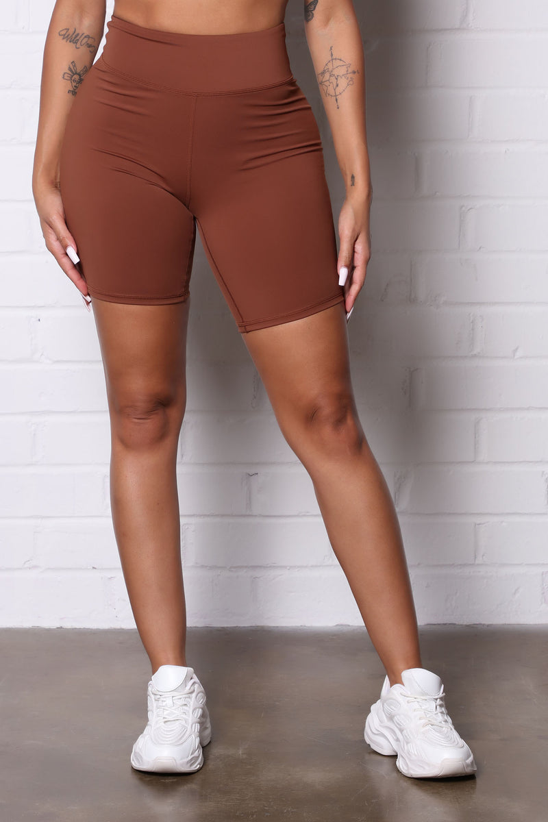 Crunch Time Active Scrunch Butt Biker Short In Sculpt Tech - Chocolate ...